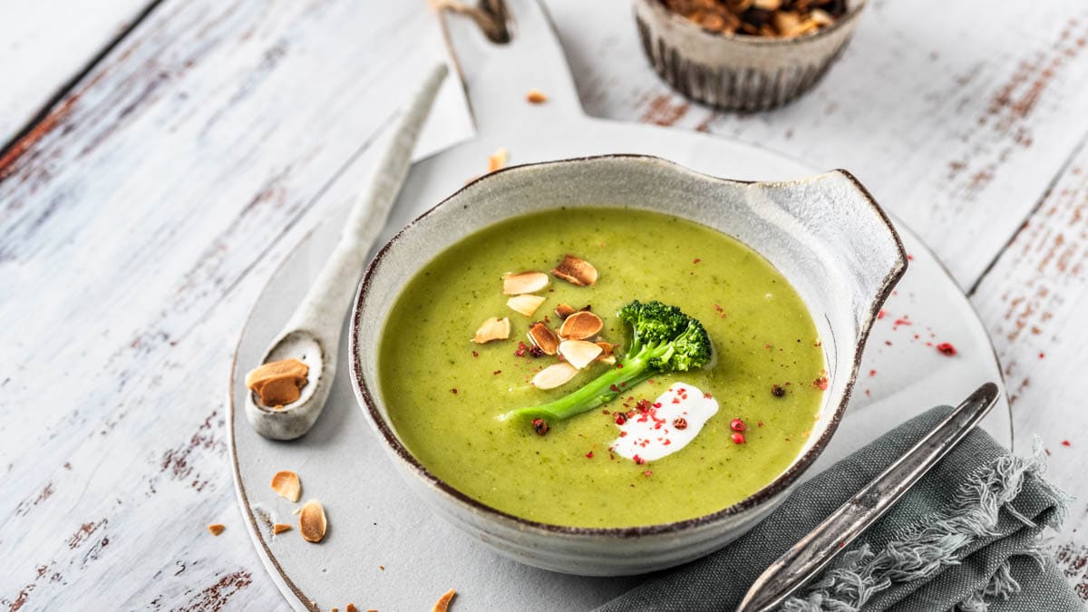 Cremige Brokkolisuppe mit gerösteten Mandeln | Rezept