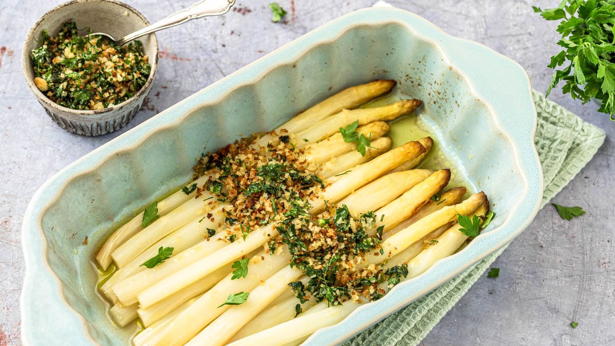 Spargel im Backofen mit Kräuter Panko Bröseln | Rezept