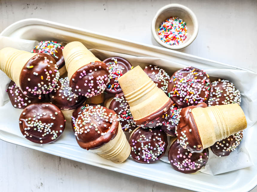 Schnelle Mini Kuchen im Waffelbecher – saftig und ohne Förmchen | Rezept