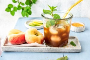 Pfirsich Eistee selber machen - schnelles Grundrezept mit 3 Zutaten | Rezept