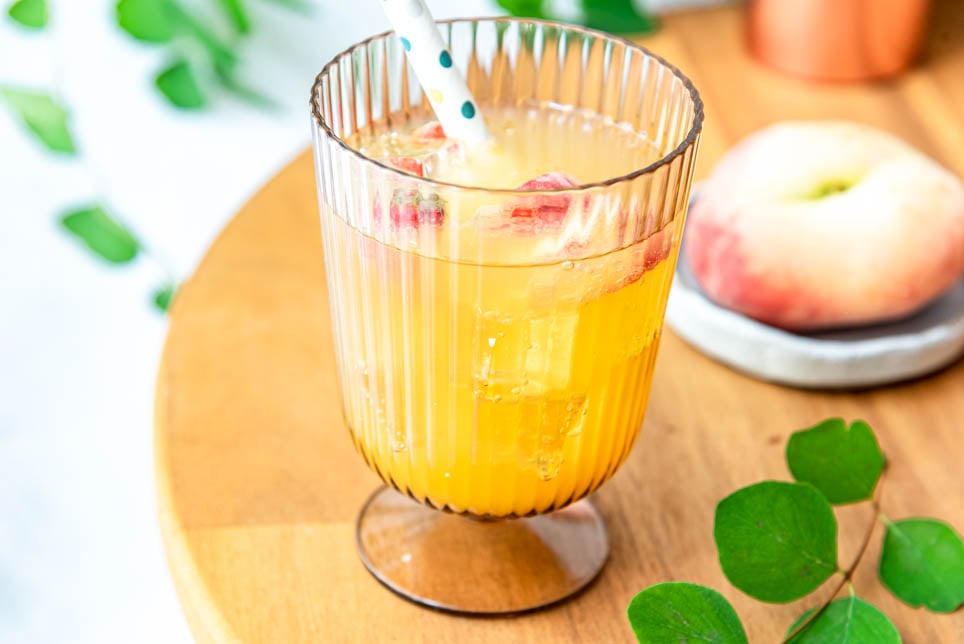 Peach Perfect Spritz - der perfekte Sommerdrink mit Pfirsich | Rezept