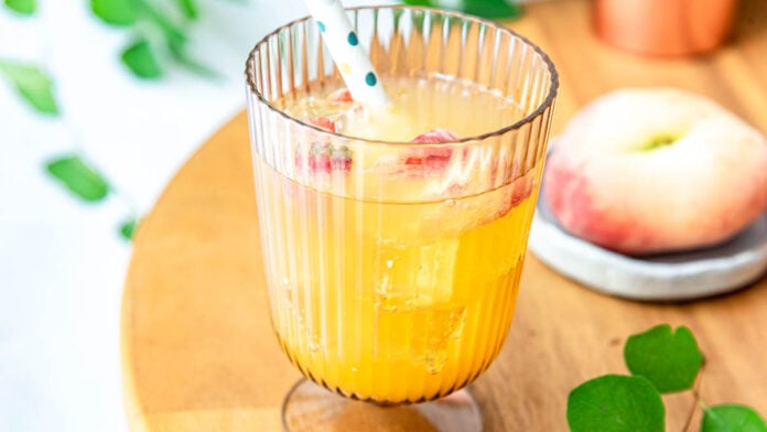 Peach Perfect Spritz - der perfekte Sommerdrink mit Pfirsich | Rezept