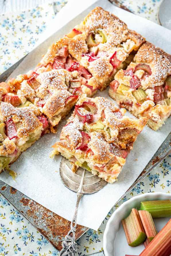 Rhabarberkuchen vom Blech – einfach, schnell & saftig | Rezept
